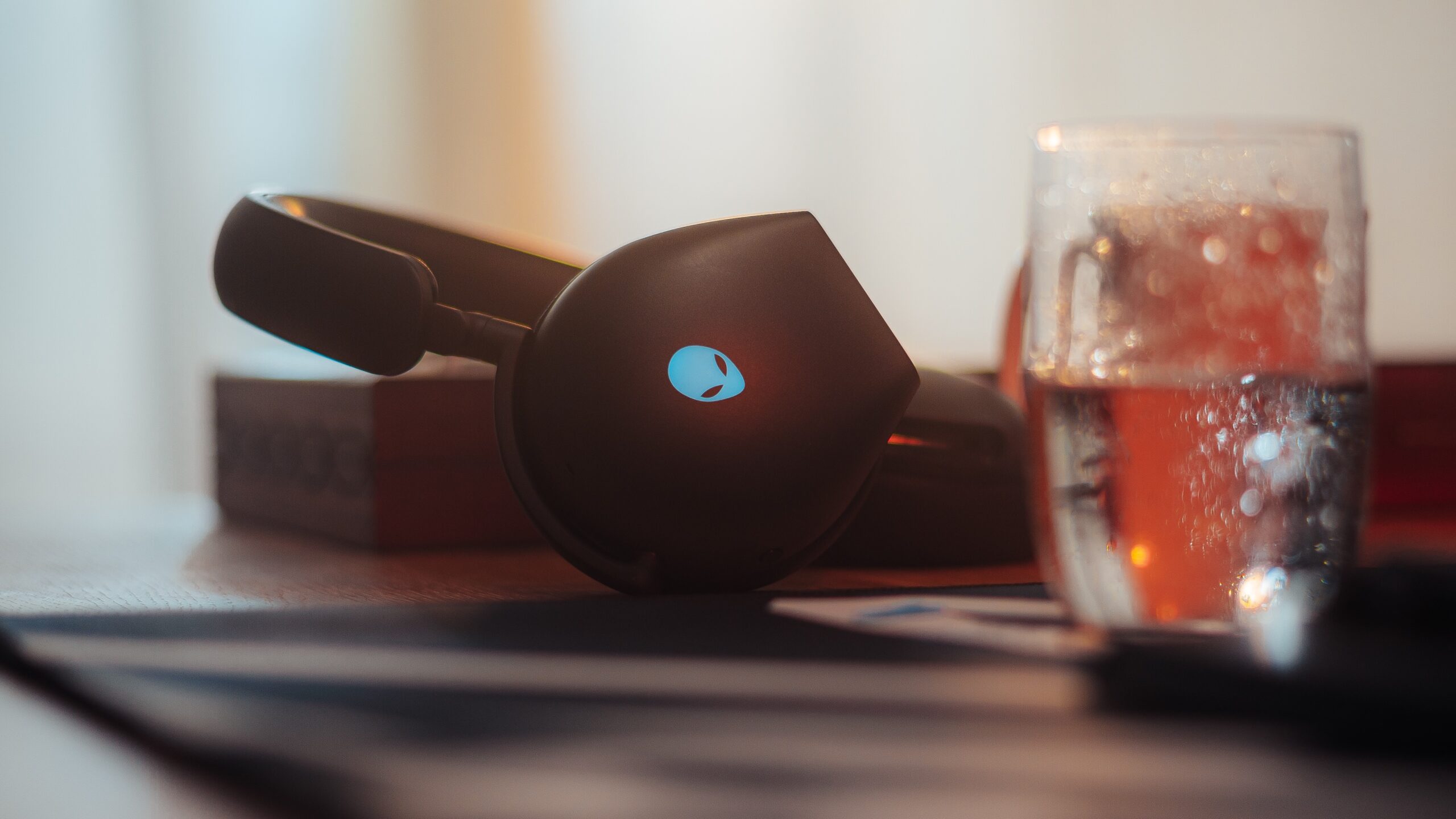 Alienware lanza audífonos para profesionales de esports en colaboración ...